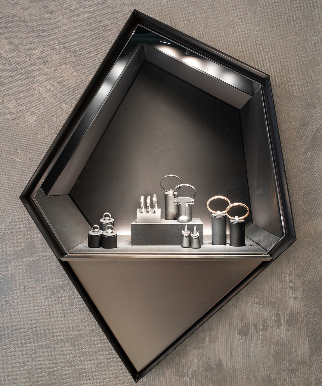 HYPNOTIC PYTHON EXCEPTIONAL PIECES – Akillis Paris